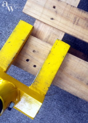 How To Take Pallets Apart The Easy Way Using This Tool